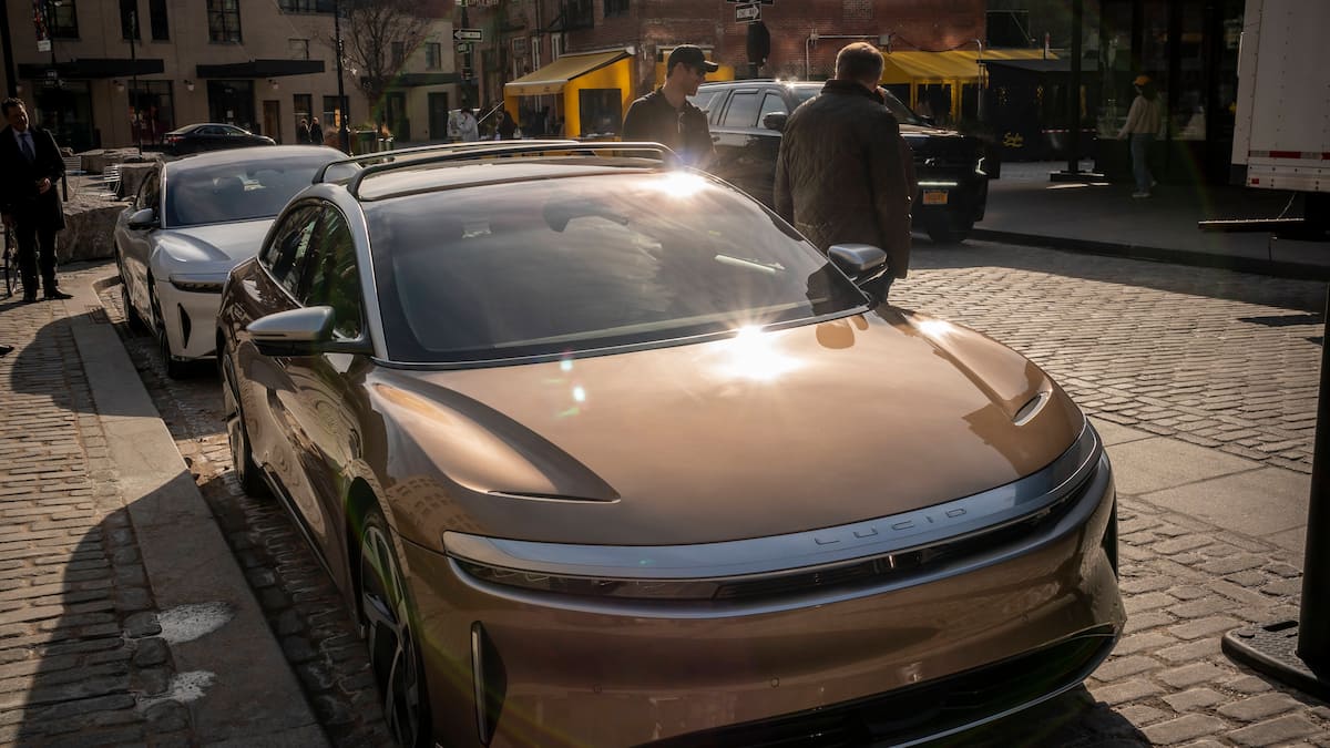 Showroom in Genf: Der US-Elektroautohersteller Lucid verkauft jetzt ...