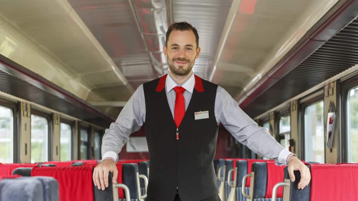 Neue SBB-Uniformen mit neckischem roten Kragen | Handelszeitung