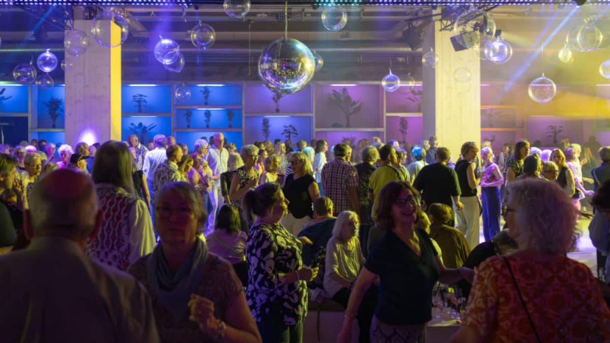 Rekordversuch als weltweit grösste Ü-60-Disco vor dem ESC in Basel | Handelszeitung