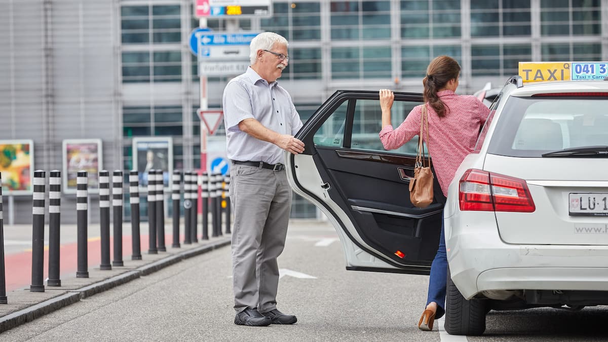 Umfrage: Würden Sie in einem Taxi ohne Fahrer mitfahren? | Handelszeitung