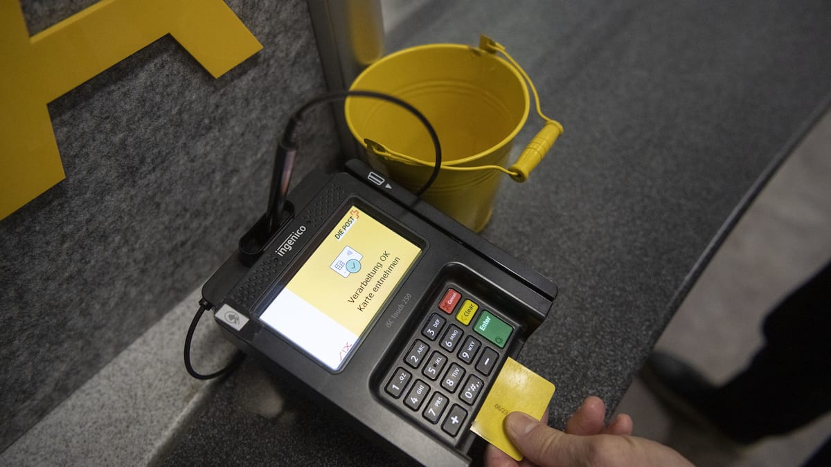 Postfinance bringt die «Postcard» nun mit Debit Mastercard | Handelszeitung