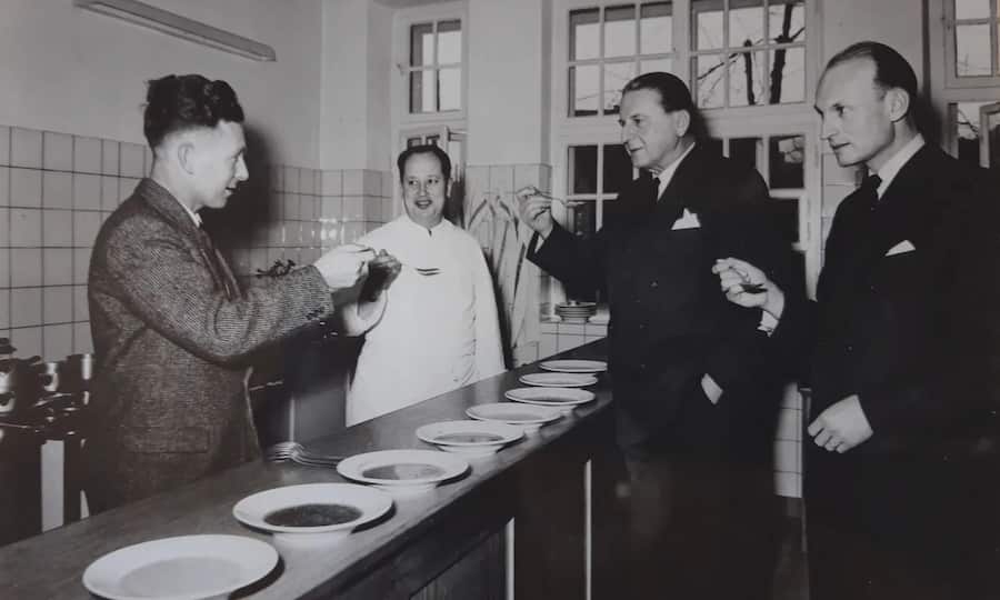 Vom Würfel zur Dose: Die Geschichte des Schweizer Aromats | Handelszeitung