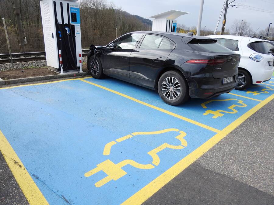 Steigen nun die Ladekosten für E-Autos? Gofast-Chef Domenic Lanz im ...