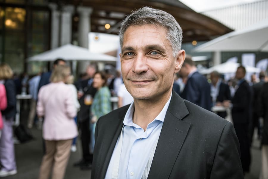 Abtretender Axa-Schweiz-Chef: Wirtschaft soll unpolitisch sein | HZ ...